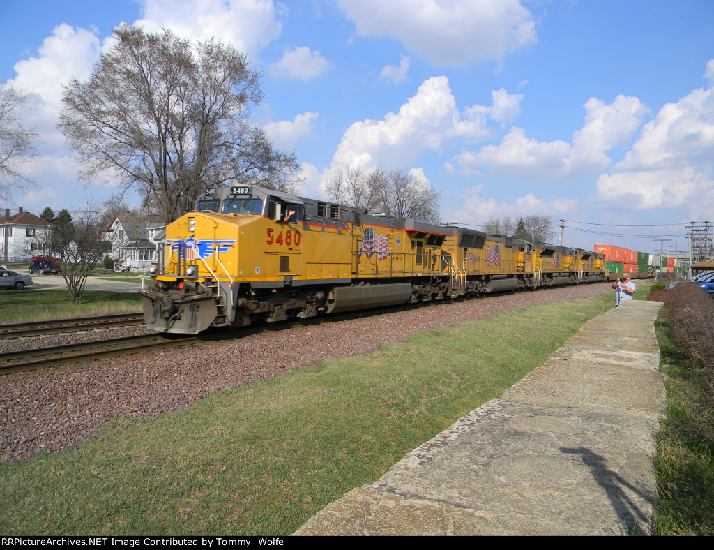 UP 5480 With A Friendly Wave